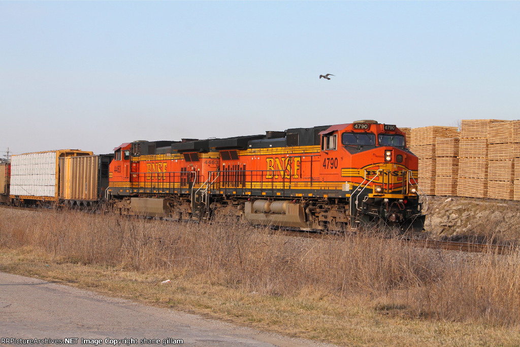 BNSF 4790 leads the local from west q to stl at old monroe.